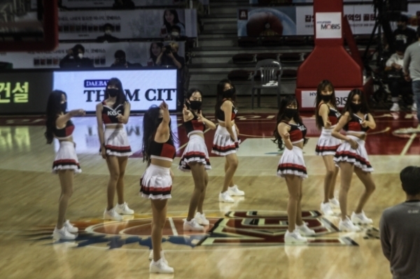 [포토]2020~2021현대모비스프로농구 안양 KGC 인삼공사 치어리더팀 공연