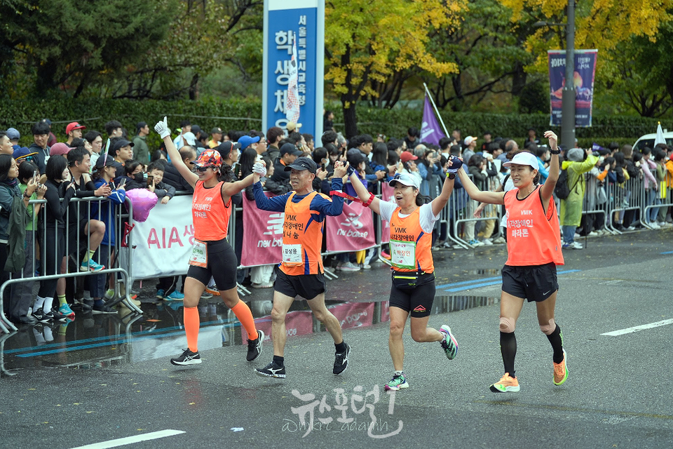 [포토] '2023 JTBC 서울마라톤' 빛나눔 세리머니 - Kollo