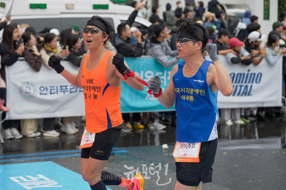 [포토] '2023 JTBC 서울마라톤' 빛나눔 세리머니 - Kollo