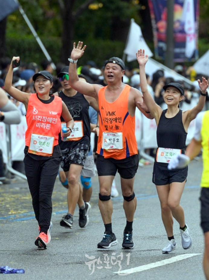 [포토] '2023 JTBC 서울마라톤' 빛나눔 세리머니 - Kollo