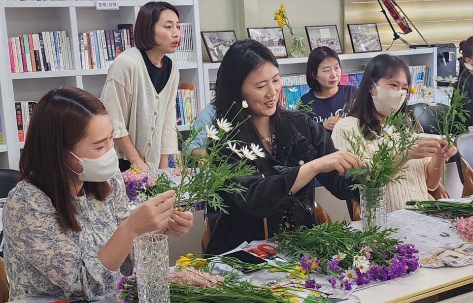 당진 민들레작은도서관, '그림책과 함께하는 꽃꽂이 일일클래스' 개최