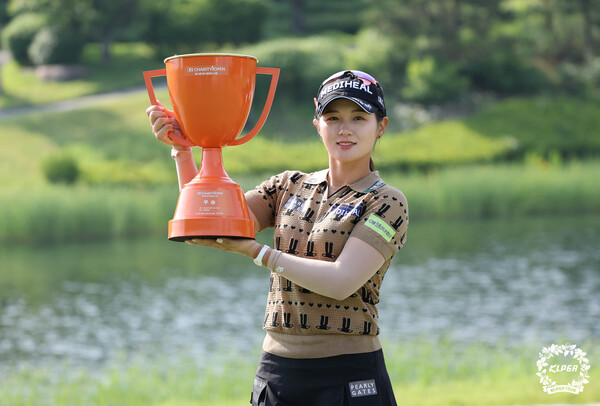 박현경, E1 채리티오픈 역전...KLPGA 시즌 첫 승 "우승 상금 전액 기부"
